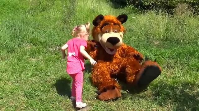 Настя и Мишка в погоне за бабочками, жучками и насекомыми (360p)