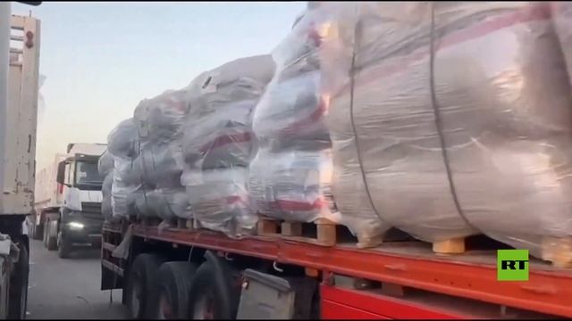 شاحنات محملة بالمساعدات الإغاثية تعبر بوابة رفح ليتم تفتيشها عند معبر كرم أبو سالم