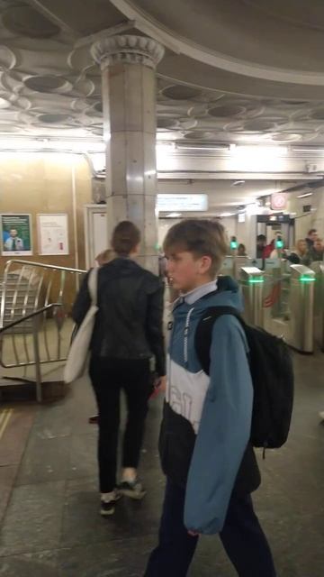 Ст.метро Аэропорт,Москва,Зелёная Линия - интерьер,пассажиры, прибытие-отправление поездов Фрагмент 6