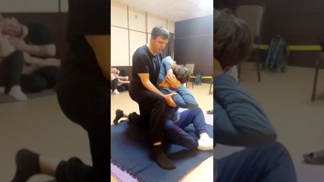 Массаж коленом