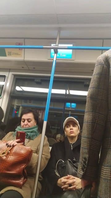 Дамы, дамы - все четыре дамы из колоды. Метро. Москва.