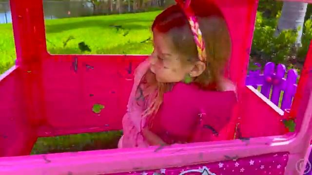 Настя показывает правила безопасности для детей во время урагана [get.gt]