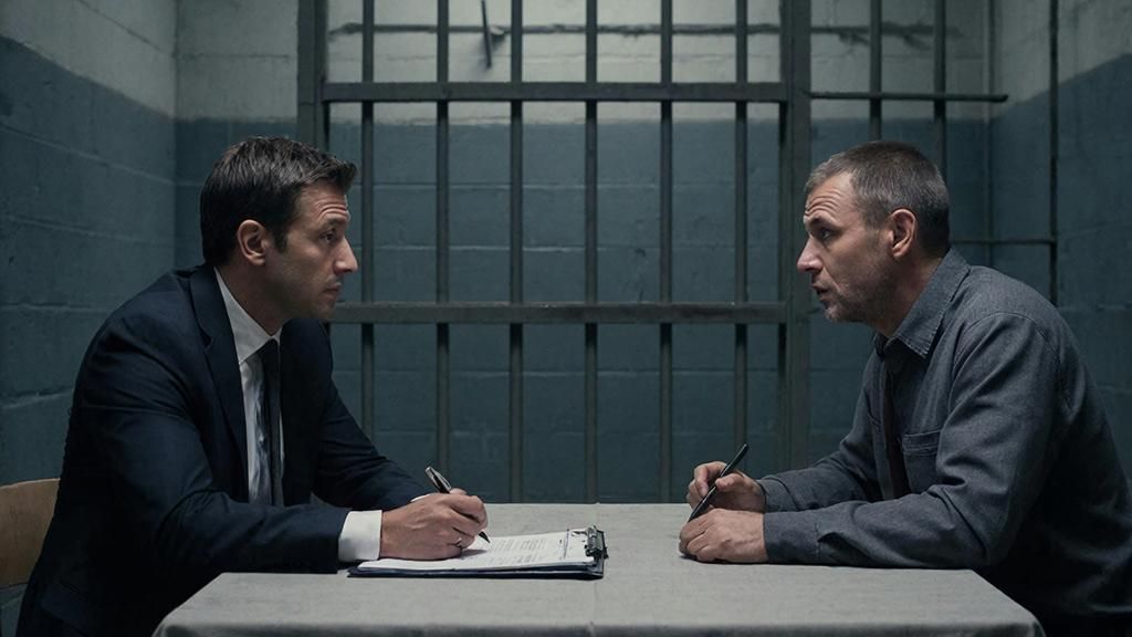 Конвоир отвёл меня в кабинет. Там сидел интеллигентный мужчина в костюме с галстуком...