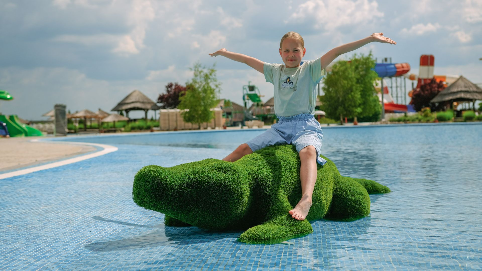 "Крокодил" топиарная фигура из искуственной травы. Антивандальная.