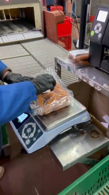 Весовая маркировка на мясокомбинате.