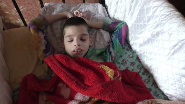 Лежит загадочный такой.