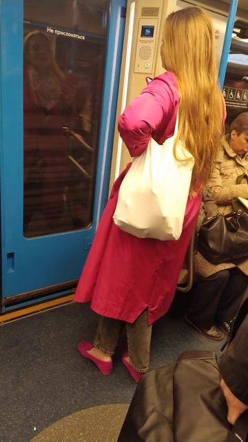Парад блондинок. Блондинка в Розовом - Розовая Блондинка! Момент жизни - метро. Москва Фрагмент 2