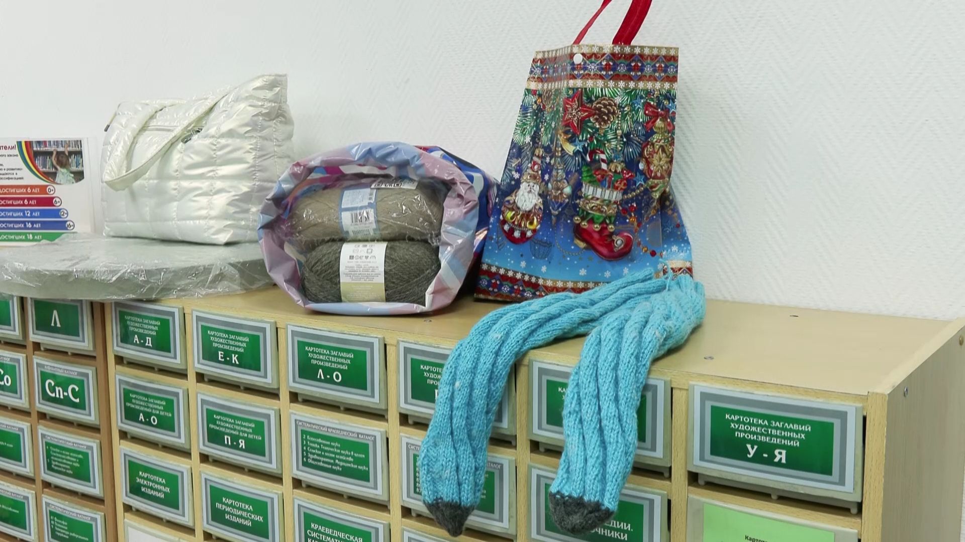 Мастерицы Ваховска отправили бойцам СВО 200 пар вязаных носков