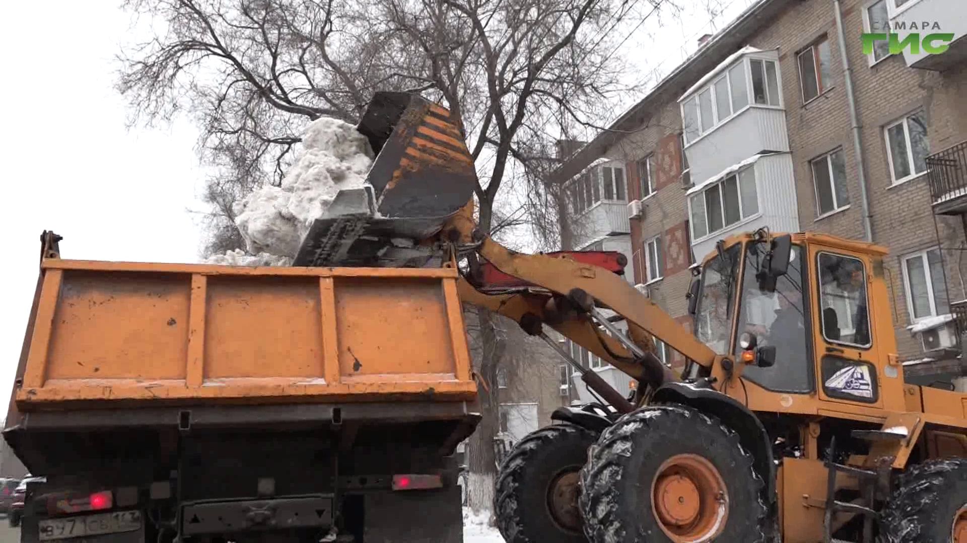 В двух районах Самары — Ленинском и Советском — ликвидировали последствия интенсивного снегопада
