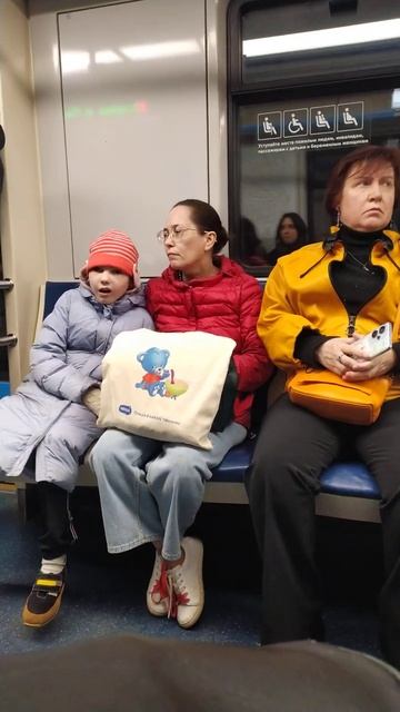 Мама, дочка и... Nestle. Мгновение жизни в вагоне метро. Москва