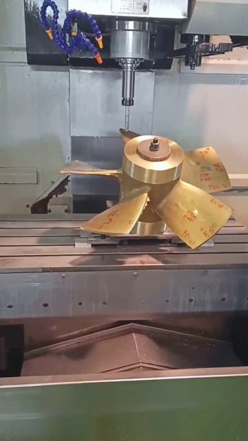 Фрезерование гребного винта из бронзы. Финишная обработка лопасти отливки.