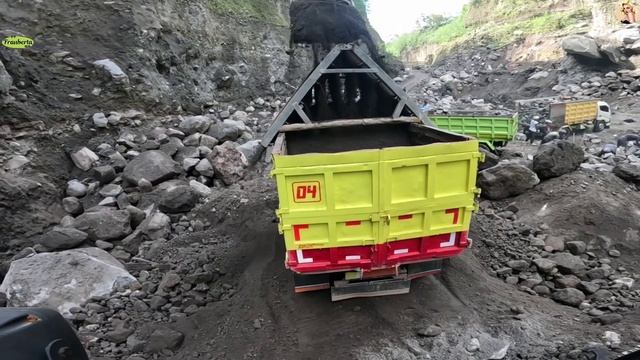 Строительство, экскаватор копает песок