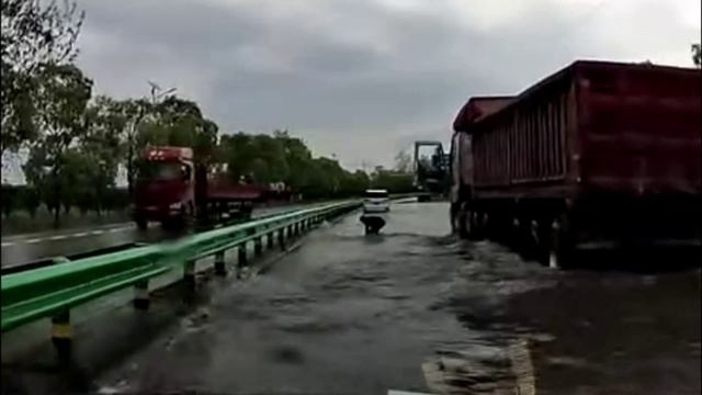 Мужик на дороге поймал рыбу