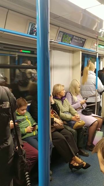 Офелия, Гамлет и... бедный Йорик. (шутка).  Мгновения жизни в вагоне метро. Ленинград (СПб)