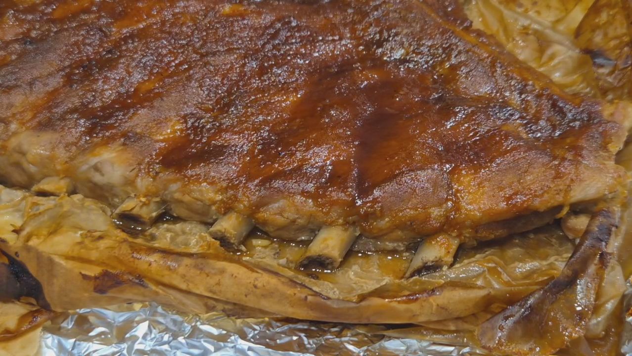 Просто заворачиваю свиные ребра в фольгу и запекаю в духовке! Друзья, кто видел, делают так же