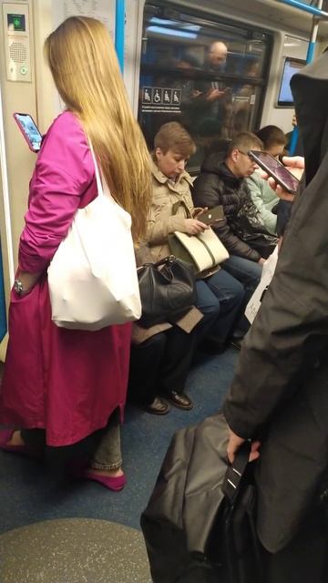 Парад блондинок. Блондинка в Розовом - Розовая Блондинка! Момент жизни - метро. Москва Фрагмент 1