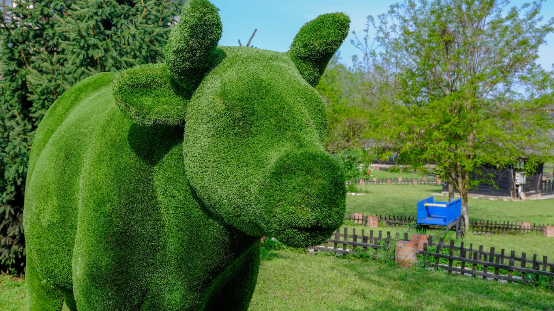 Топиарная фигура "Корова" для парков, скверов и городстких пространств.