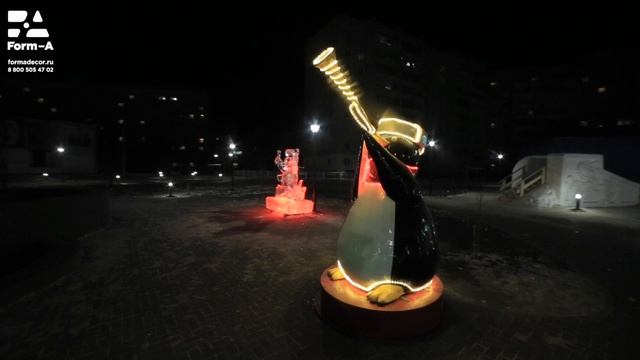 Уличная фигура из стеклопластика "Пингвин с трубой"  с подсветкой.