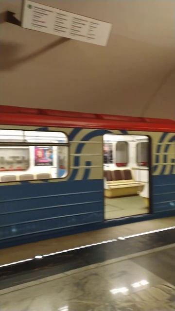 Ст.метро Алма-Атинская, Москва, Зелёная Линия - интерьер, пассажиры, прибытие поездов Фрагмент 2