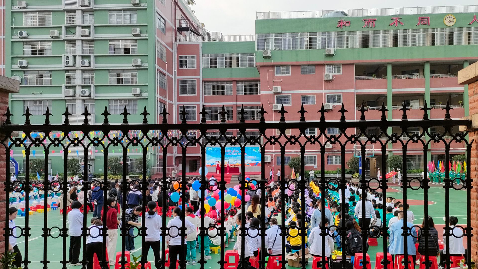 Китай. Город Гуанчжоу. А из нашего окна - школа местная видна.