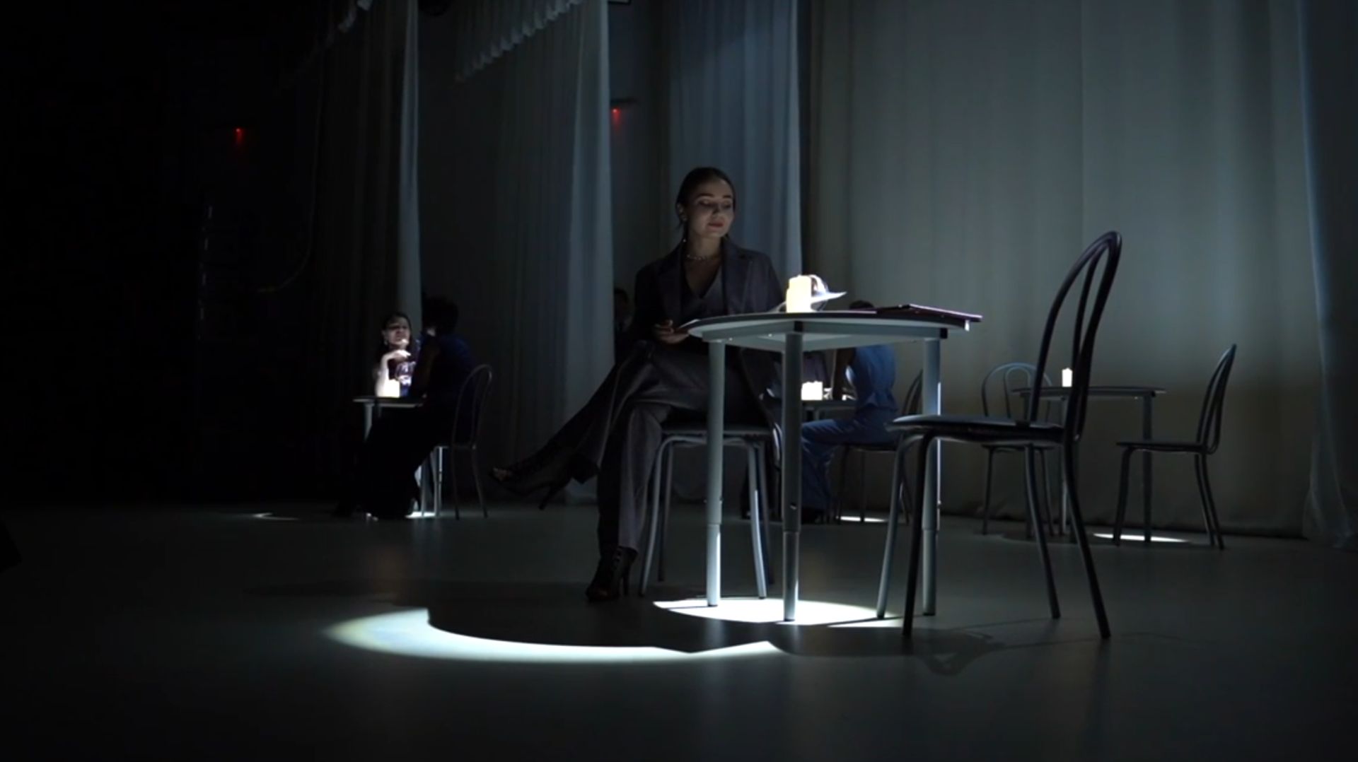 Премьера танцевального спектакля «Посторонние» прошла в Магадане (12+)