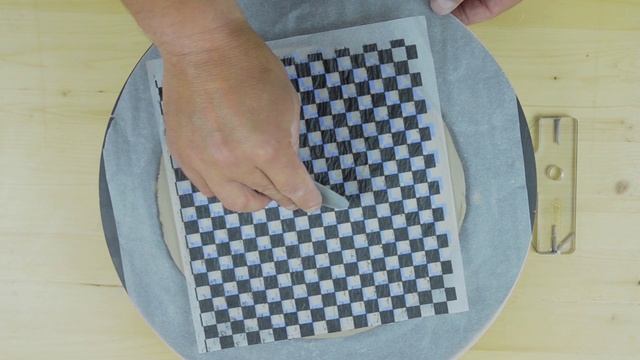 Отминка тарелки из глины на пуансоне + деколь на керамике: комбинируем деколи для 3D‑эффекта (мк)