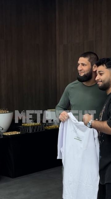 Чимаев сфотографировался с фанатами перед турниром PFL в Дубае