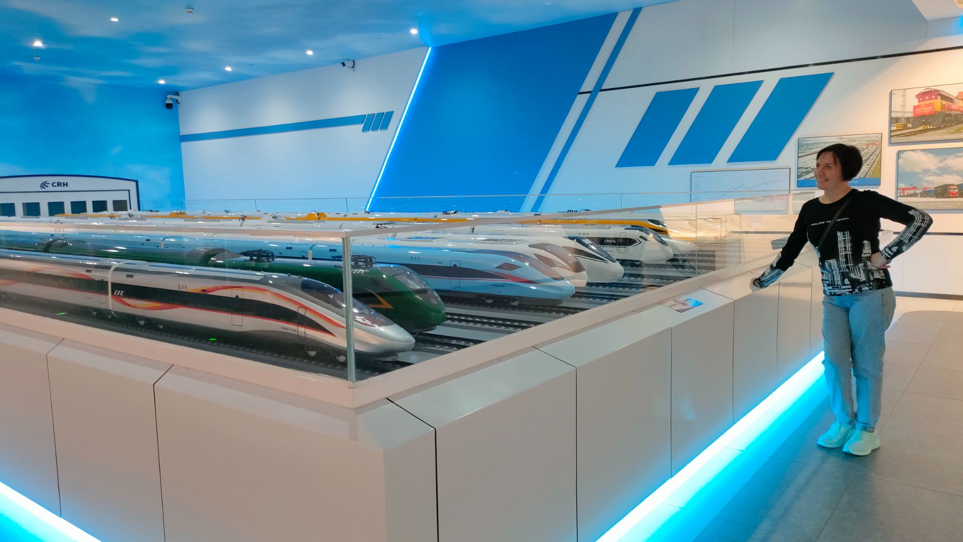 Китай. Город Гуанчжоу. Железнодорожное кино.