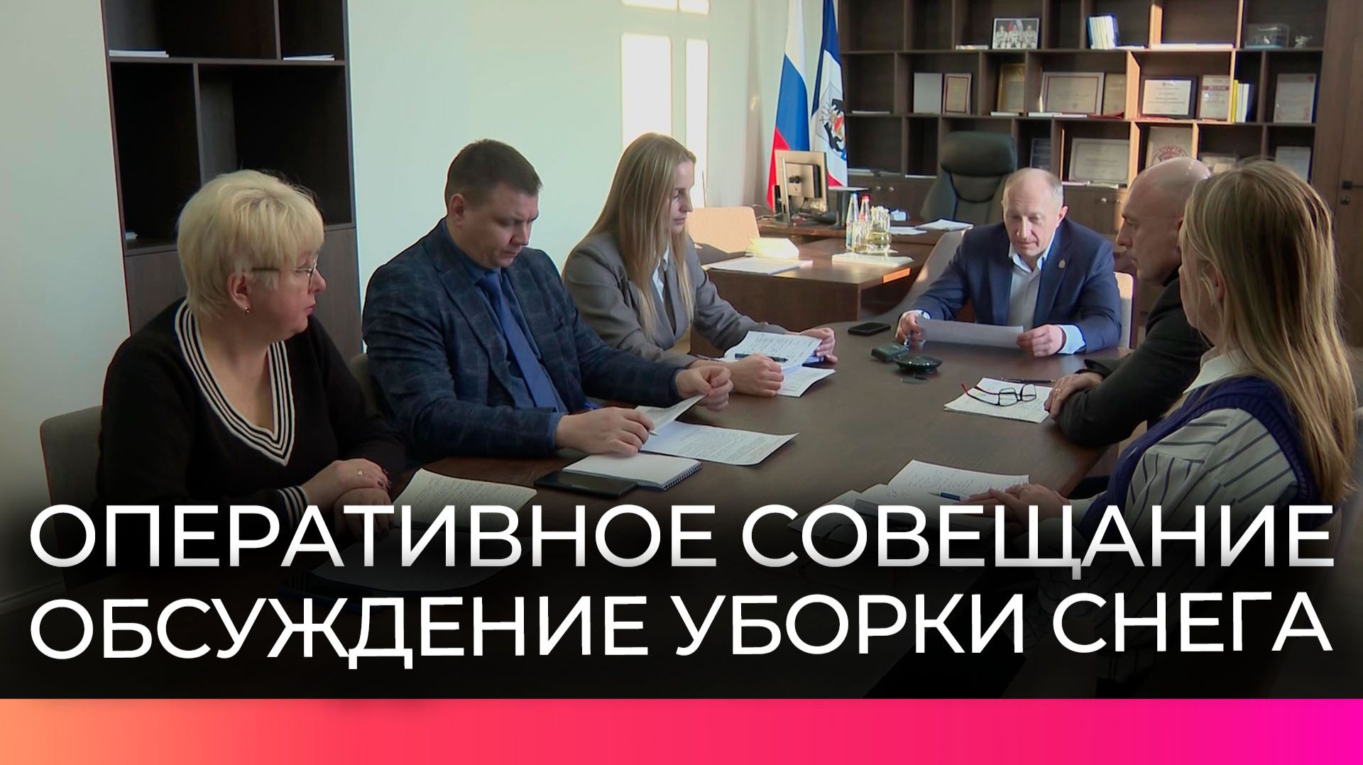 Более 300 единиц техники расчищают дороги после снегопада в Новгородской области