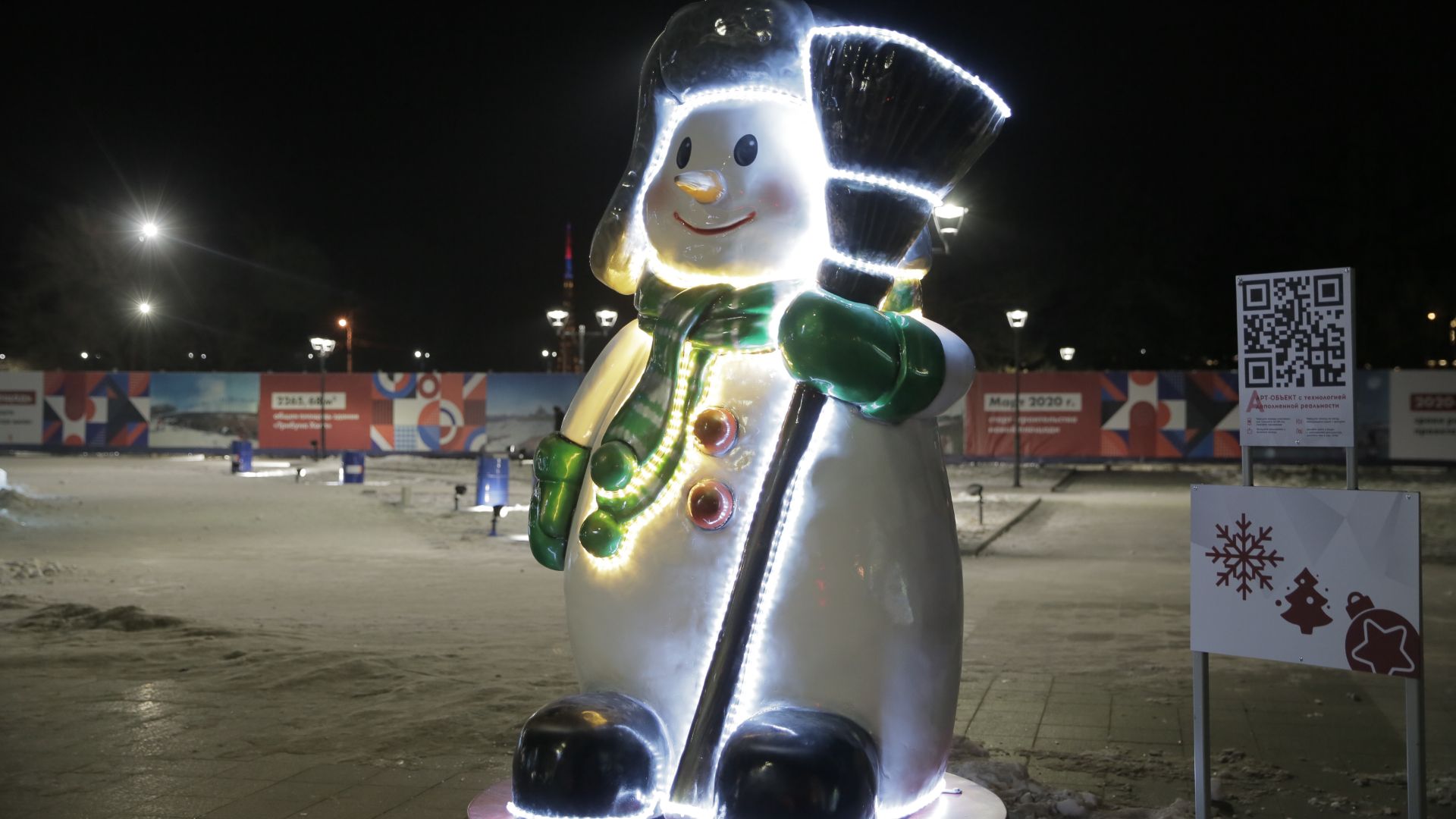 Новогодняя уличная фигура "Снеговик с метлой" из стеклопластика с подстветкой.
