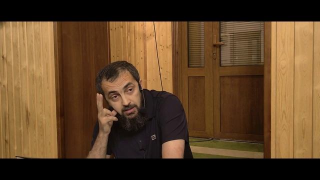 нужно ли вставать когда входить взрослый.