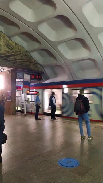 Ст.метро Красногвардейская, Москва, Зелёная Линия - интерьер, пассажиры, прибытие поездов Фрагмент 4