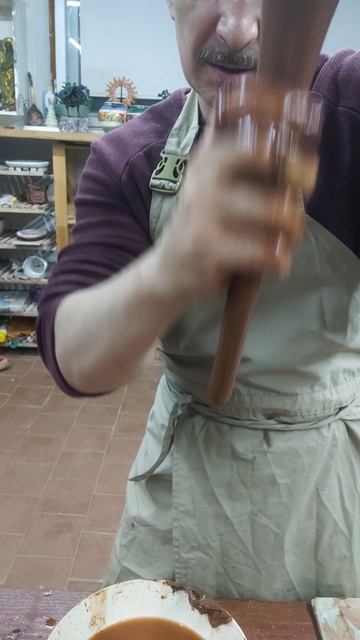 09. Ручка для чайника методом вытягивания из куска глины: форма и прочность