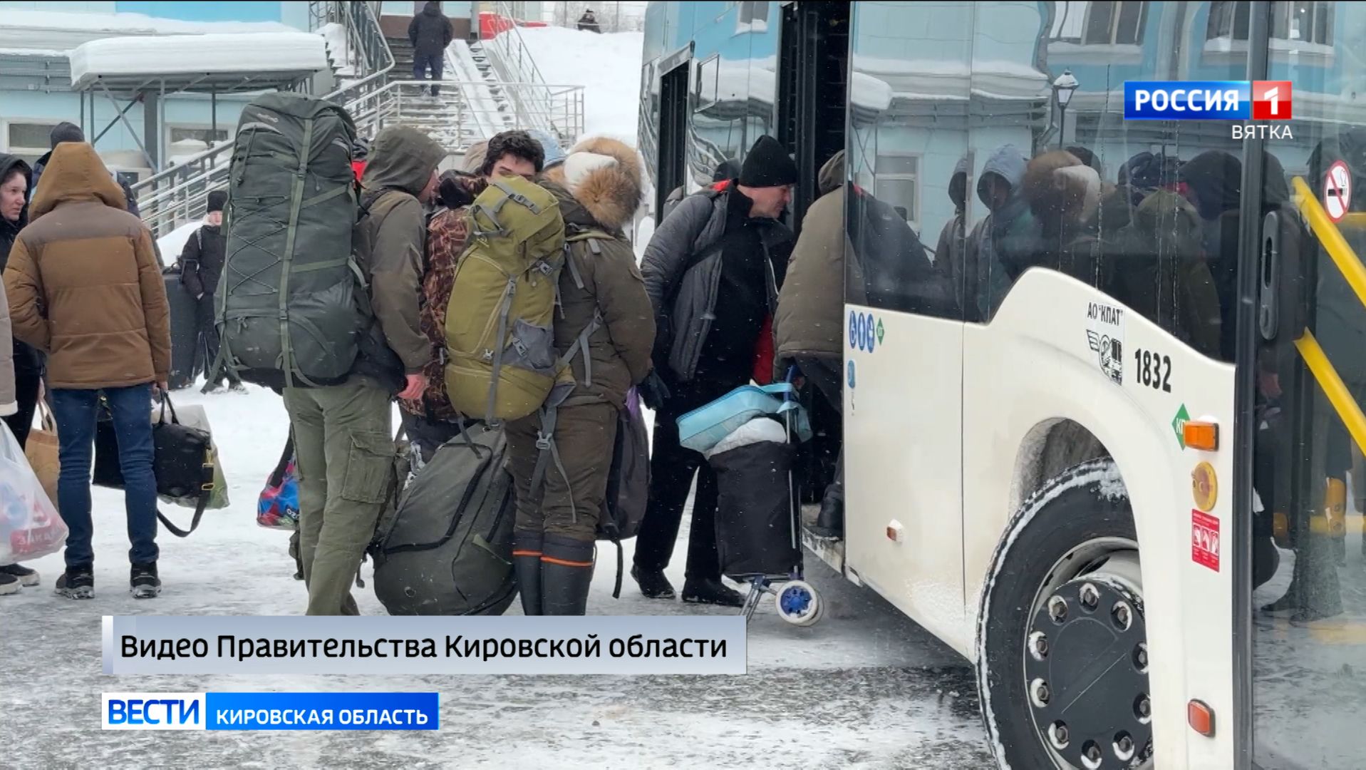 Из-за схода вагонов в Кировской области пассажиров задержанных поездов доставляли на автобусах