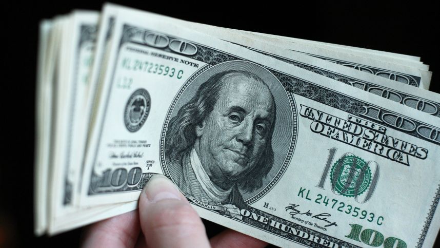 Доллар упал до 4-летнего минимума: что происходит с американской валютой