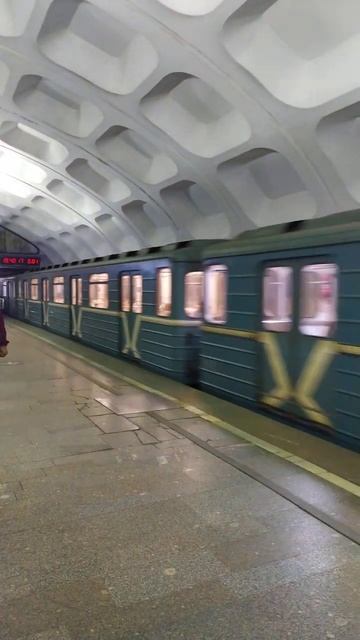 Ст.метро Красногвардейская, Москва, Зелёная Линия - интерьер, пассажиры, прибытие поездов Фрагмент 1