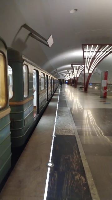 Ст.метро Алма-Атинская, Москва, Зелёная Линия - интерьер, пассажиры, прибытие поездов Фрагмент 5