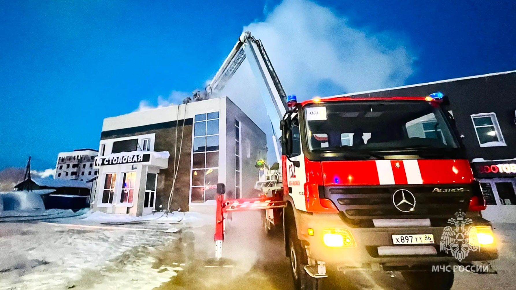 В Ханты-Мансийске потушили пожар в столовой