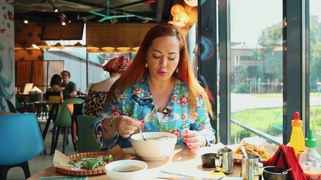 «Вьетнамочка»: шляпа, палочки и чашка супа