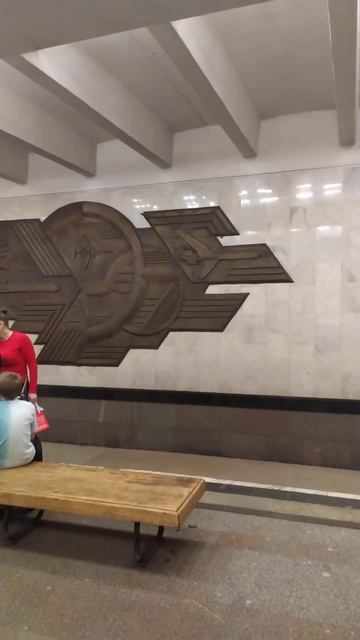 Ст.метро Домодедовская, Москва, Зелёная Линия - интерьер, пассажиры, прибытие поездов Фрагмент 5