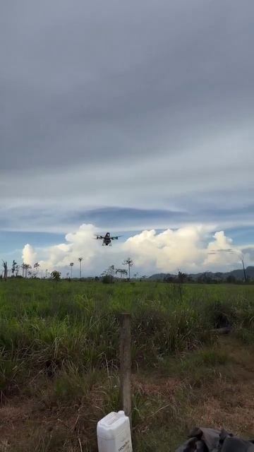 Этот парень использует сельскохозяйственный дрон как полноценный личный мини-вертолет