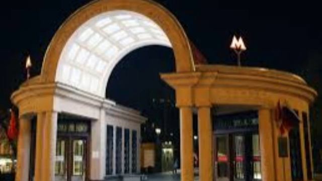 Пассажира могут не допустить в метро за отказ показать телефон