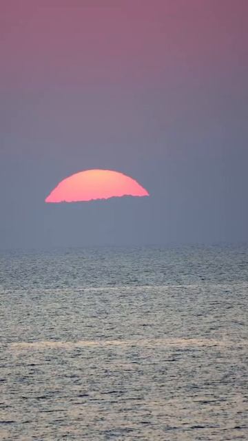 Первый раз вижу закат на море