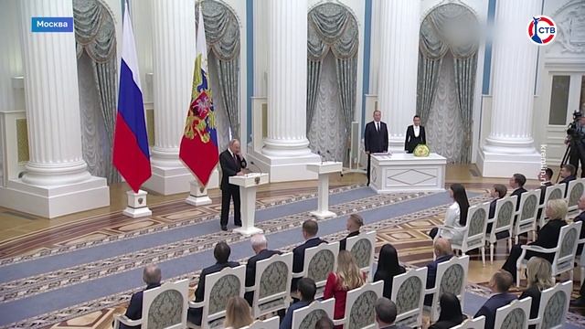 Владимир Путин вручил молодым ученым премии в области науки и инноваций