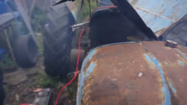 Старый древний трактор. Простоял много лет.Заведется ???