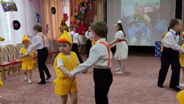 Танец выпускников с малышами 2024