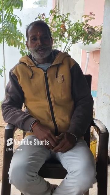 Индус поет или говорит мантру. Каждый индус обязательно поет мантры