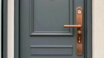 Вынимаем замок с тягами из входной двери.