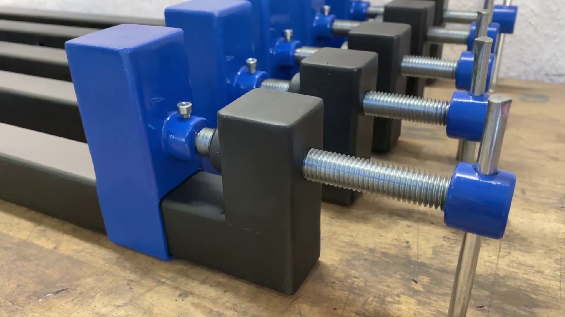 Струбцины для изготовления мебельных щитов