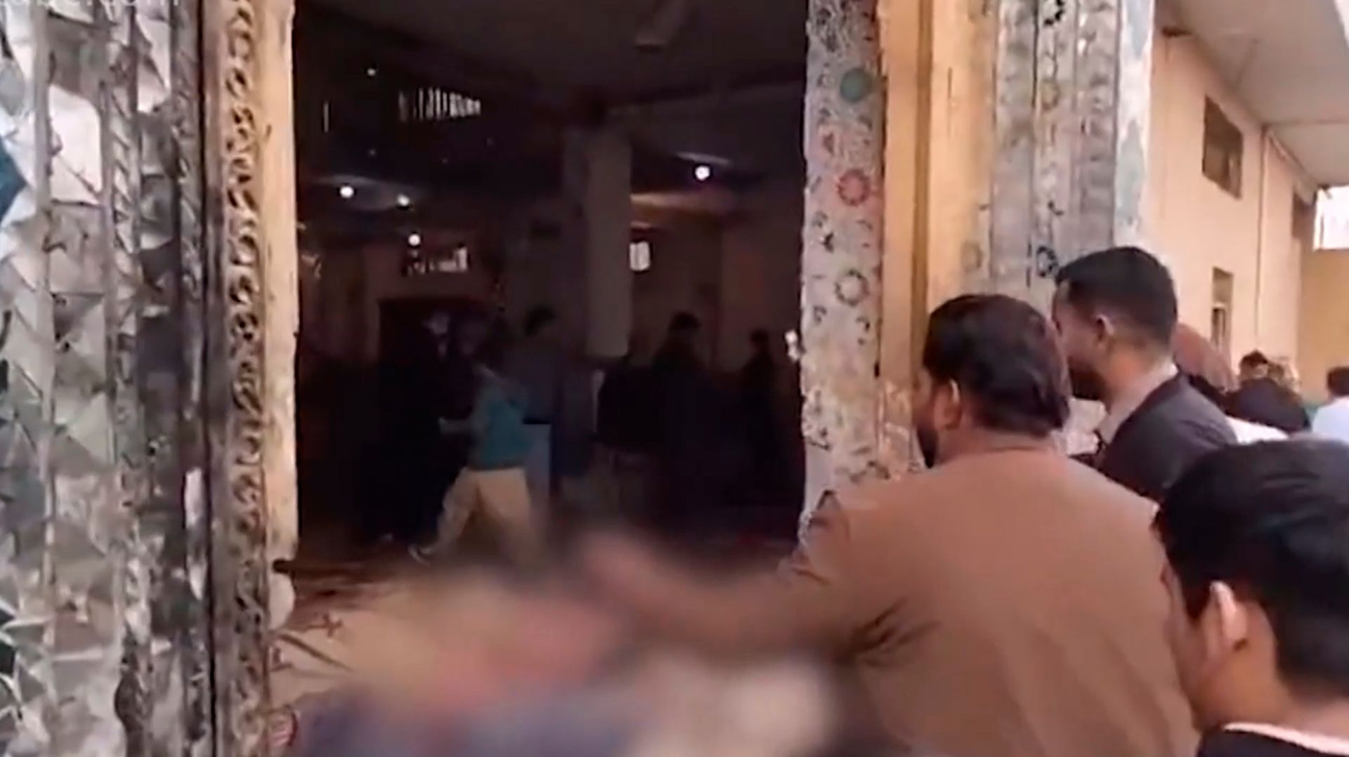 Взрыв в мечети во время молитвы прогремел в Исламабаде. Более тридцати человек погибли